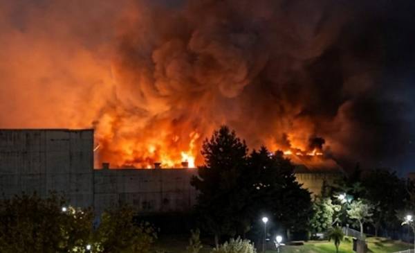 Un voraz incendio destruyó gran parte de un depósito de La Anónima
