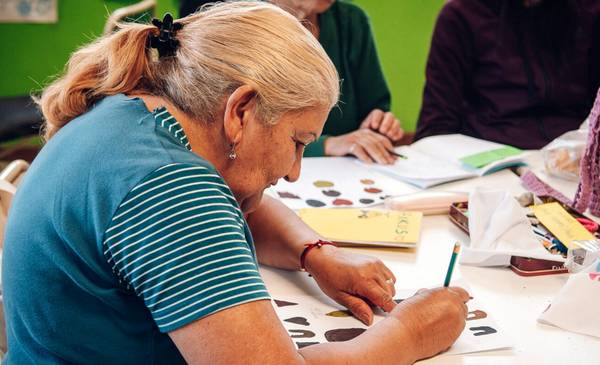 "Club de las Reminiscencias": un nuevo espacio creativo para personas ...