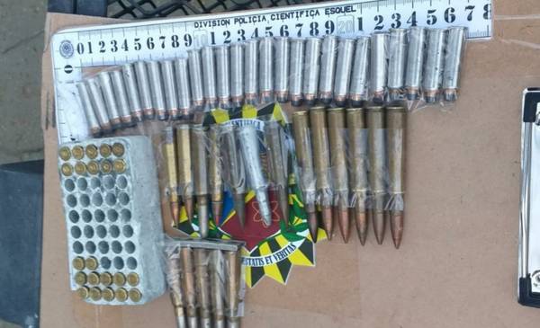 Esquel: Tenía prohibición para conducir y llevaba un rifle con diversas ...